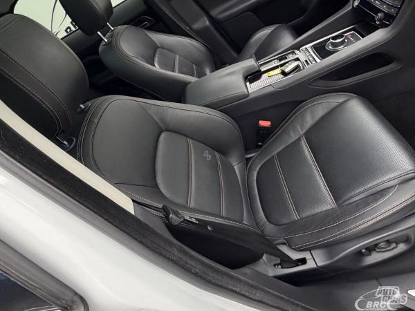White Jaguar F-Pace 2018 in Avizieniai, with an engine capacity of 2.00 L and mileage of 71 thousand km for 19950 €, photo 5 on AUTOMOTO.COM.LV