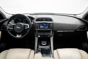 Balts Jaguar F-Pace 2018 Tallina, ar dzinēja tilpumu 2.00 L un nobraukumu 92 tūkst. km par 15999 €, foto 13 vietnē AUTOMOTO.COM.LV
