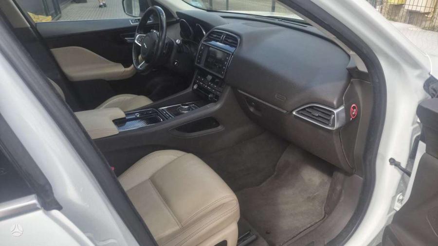 Balts Jaguar F-Pace 2018 Klaipėda, ar dzinēja tilpumu 2.00 L un nobraukumu 159 tūkst. km par 14500 €, foto 14 vietnē AUTOMOTO.COM.LV