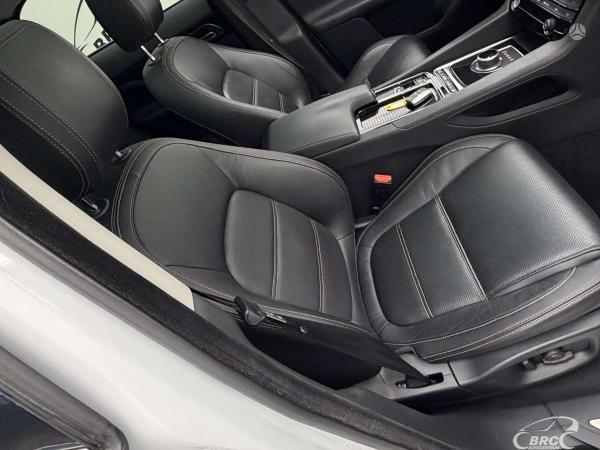 White Jaguar F-Pace 2018 in Vilnius, with an engine capacity of 2.00 L and mileage of 71 thousand km for 18950 €, photo 6 on AUTOMOTO.COM.LV
