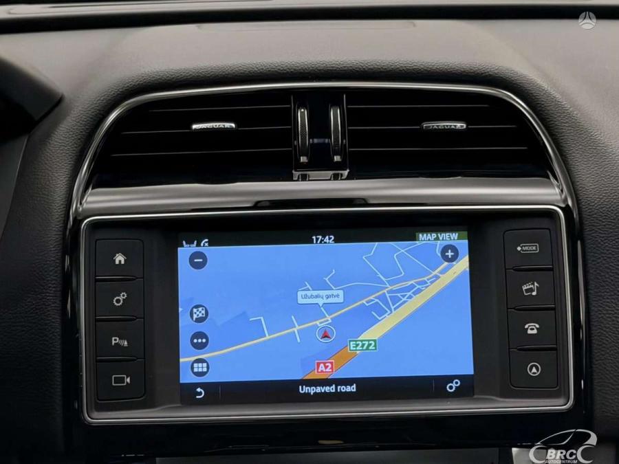 White Jaguar F-Pace 2018 in Vilnius, with an engine capacity of 2.00 L and mileage of 71 thousand km for 17950 €, photo 21 on AUTOMOTO.COM.LV