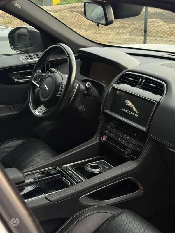 Balts Jaguar F-Pace 2018 Kauņa, ar dzinēja tilpumu 2.00 L un nobraukumu 273 tūkst. km par 9200 €, foto 10 vietnē AUTOMOTO.COM.LV