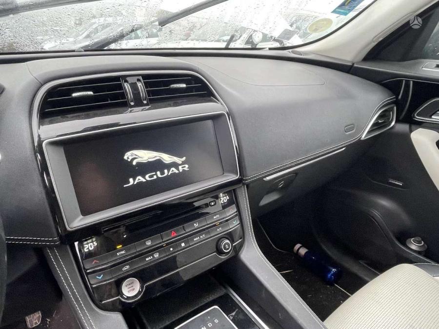 Белый Ягуар Ф-Пейс 2018 в Таураге, объемом двигателя 2.00 л и пробегом 121 тыс. км за 7200 €, фото 20 на AUTOMOTO.COM.LV