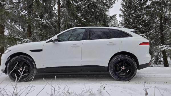 White Jaguar F-Pace 2019 in Panevezys, with an engine capacity of 2.00 L and mileage of 145 thousand km for 14200 €, photo 3 on AUTOMOTO.COM.LV