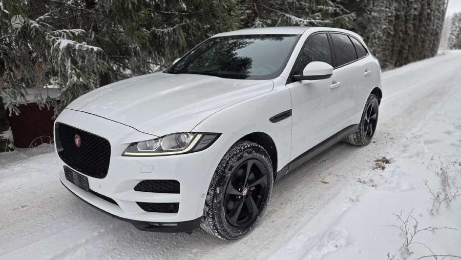 White Jaguar F-Pace 2019 in Panevezys, with an engine capacity of 2.00 L and mileage of 145 thousand km for 14200 €, photo 5 on AUTOMOTO.COM.LV