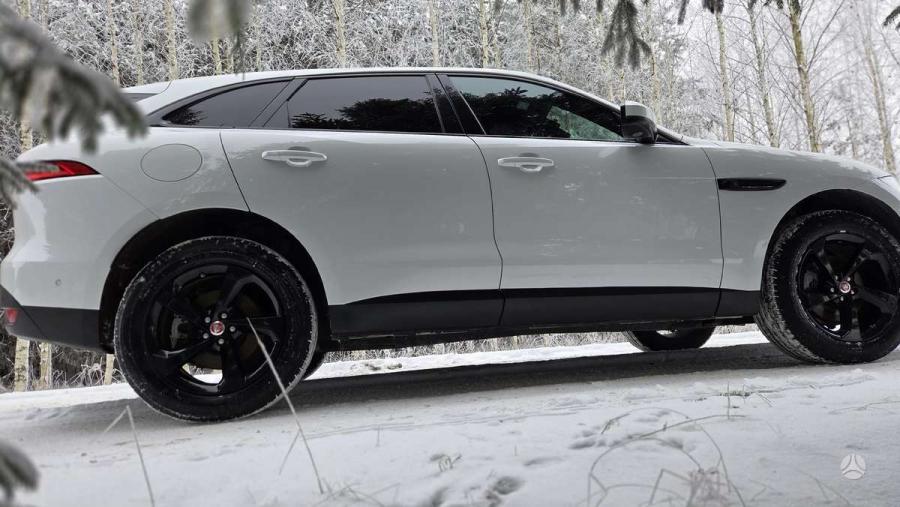 White Jaguar F-Pace 2019 in Panevezys, with an engine capacity of 2.00 L and mileage of 145 thousand km for 14200 €, photo 13 on AUTOMOTO.COM.LV