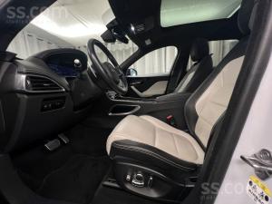 White Jaguar F-Pace 2019 in Riga, with an engine capacity of 2.00 L and mileage of 121 thousand km for 21490 €, photo 8 on AUTOMOTO.COM.LV