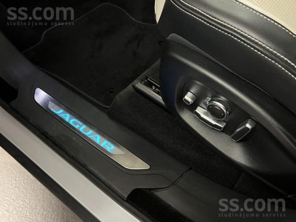 Balts Jaguar F-Pace 2019 Rīga, ar dzinēja tilpumu 2.00 L un nobraukumu 121 tūkst. km par 21490 €, foto 9 vietnē AUTOMOTO.COM.LV