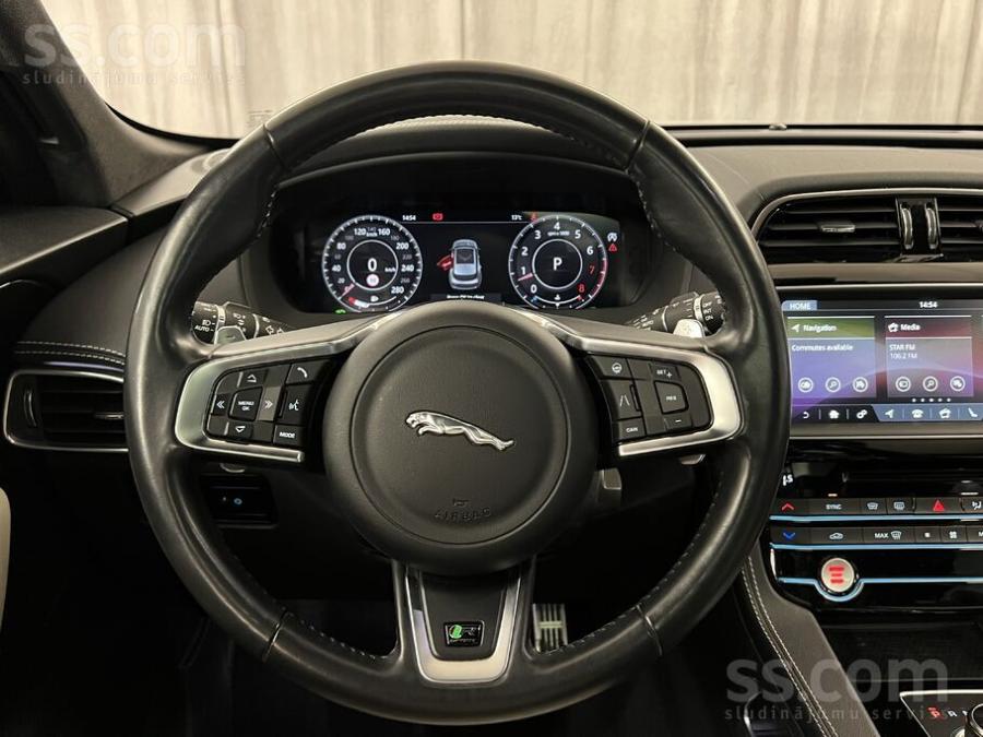 White Jaguar F-Pace 2019 in Riga, with an engine capacity of 2.00 L and mileage of 121 thousand km for 21490 €, photo 11 on AUTOMOTO.COM.LV