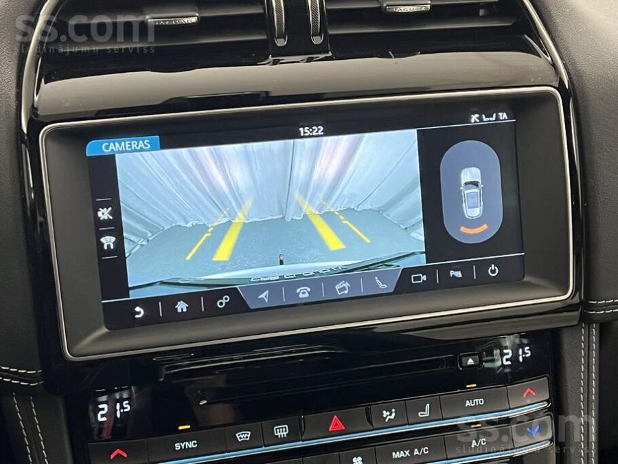 White Jaguar F-Pace 2019 in Riga, with an engine capacity of 2.00 L and mileage of 121 thousand km for 21490 €, photo 13 on AUTOMOTO.COM.LV
