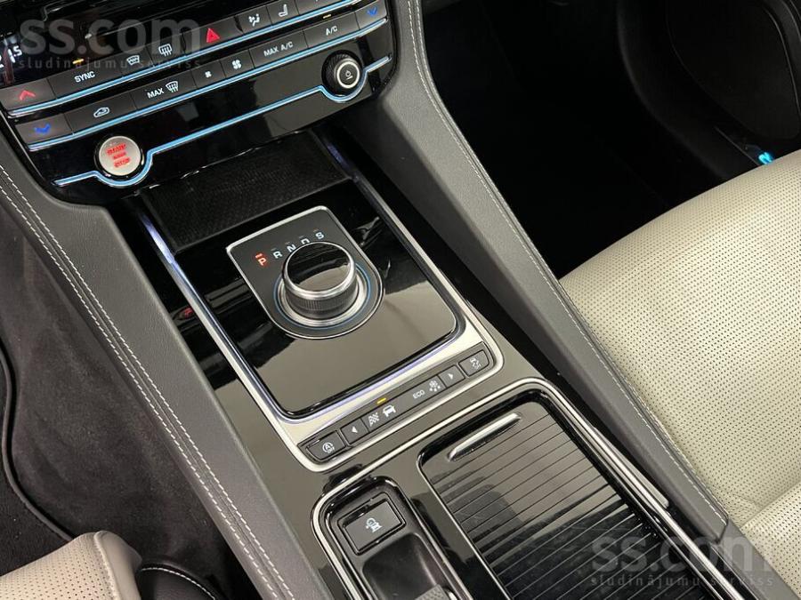 White Jaguar F-Pace 2019 in Riga, with an engine capacity of 2.00 L and mileage of 121 thousand km for 21490 €, photo 20 on AUTOMOTO.COM.LV