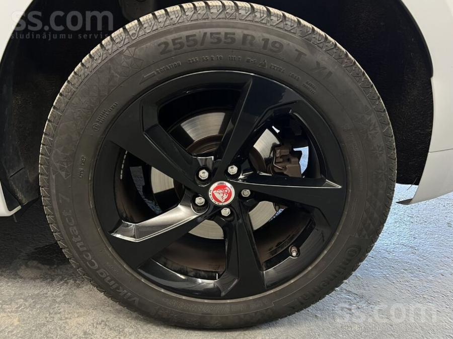 White Jaguar F-Pace 2019 in Riga, with an engine capacity of 2.00 L and mileage of 121 thousand km for 21490 €, photo 24 on AUTOMOTO.COM.LV