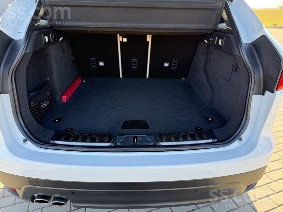 White Jaguar F-Pace 2019 in Talsi, with an engine capacity of 2.00 L and mileage of 112 thousand km for 17700 €, photo 7 on AUTOMOTO.COM.LV