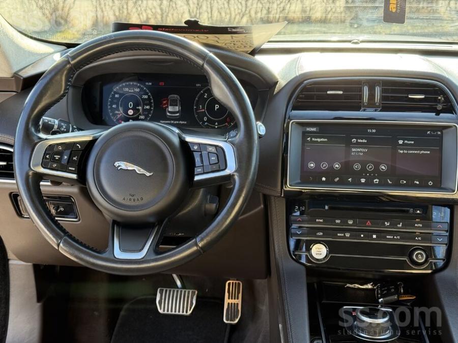White Jaguar F-Pace 2019 in Talsi, with an engine capacity of 2.00 L and mileage of 112 thousand km for 17700 €, photo 13 on AUTOMOTO.COM.LV