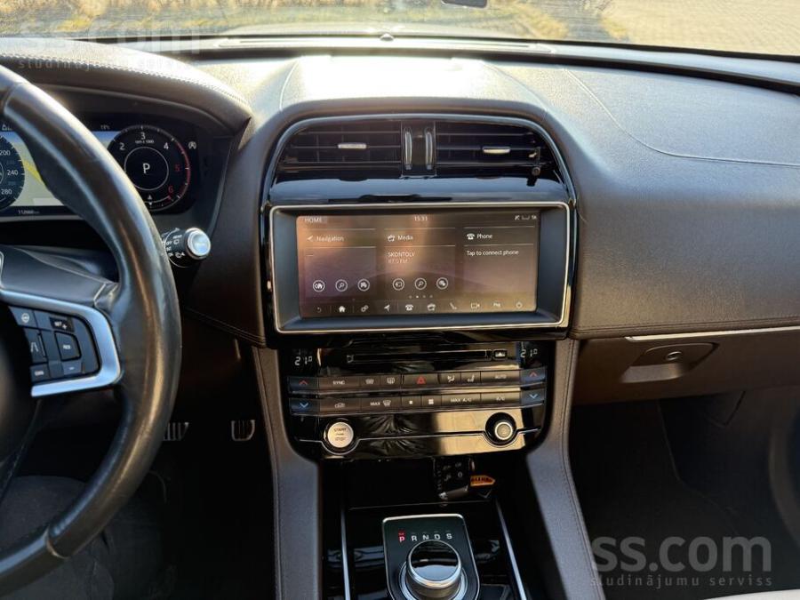 White Jaguar F-Pace 2019 in Talsi, with an engine capacity of 2.00 L and mileage of 112 thousand km for 17700 €, photo 17 on AUTOMOTO.COM.LV