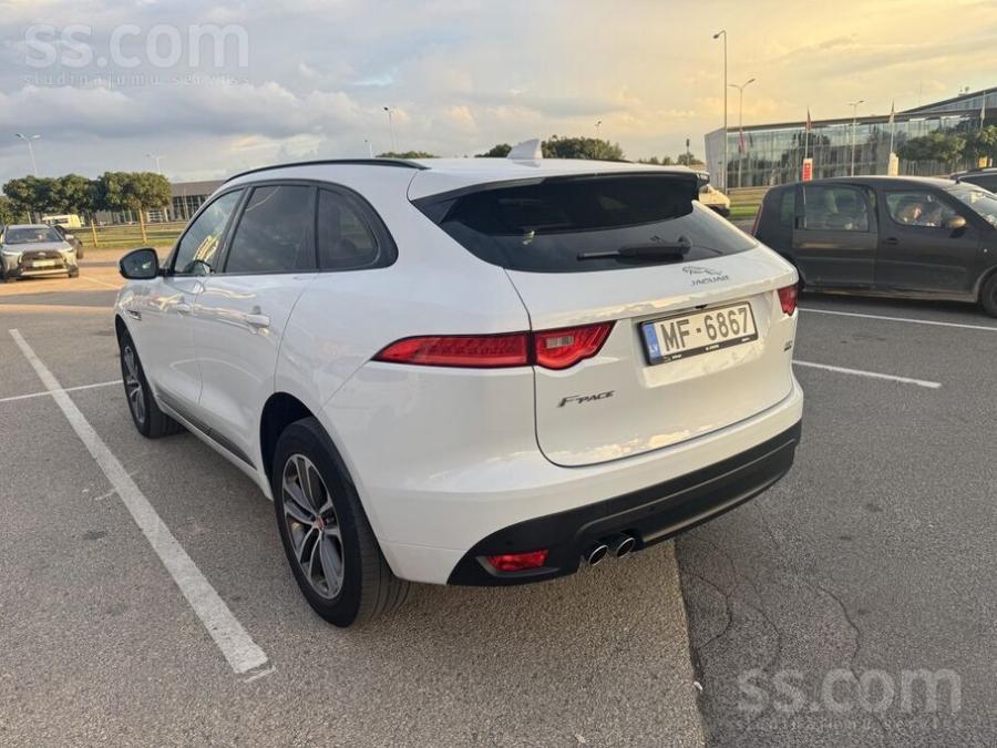 White Jaguar F-Pace 2019 in Riga, with an engine capacity of 2.00 L and mileage of 121 thousand km for 17400 €, photo 4 on AUTOMOTO.COM.LV