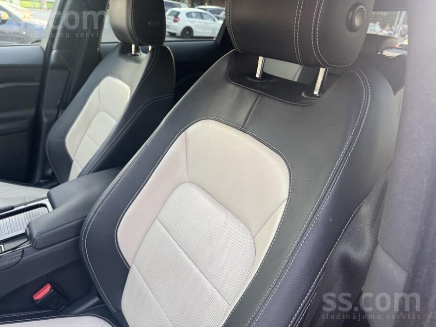 White Jaguar F-Pace 2019 in Riga, with an engine capacity of 2.00 L and mileage of 121 thousand km for 17400 €, photo 6 on AUTOMOTO.COM.LV