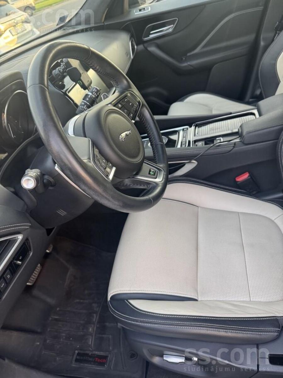 White Jaguar F-Pace 2019 in Riga, with an engine capacity of 2.00 L and mileage of 121 thousand km for 17400 €, photo 10 on AUTOMOTO.COM.LV