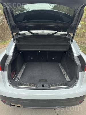 White Jaguar F-Pace 2019 in Riga, with an engine capacity of 2.00 L and mileage of 126 thousand km for 16800 €, photo 11 on AUTOMOTO.COM.LV