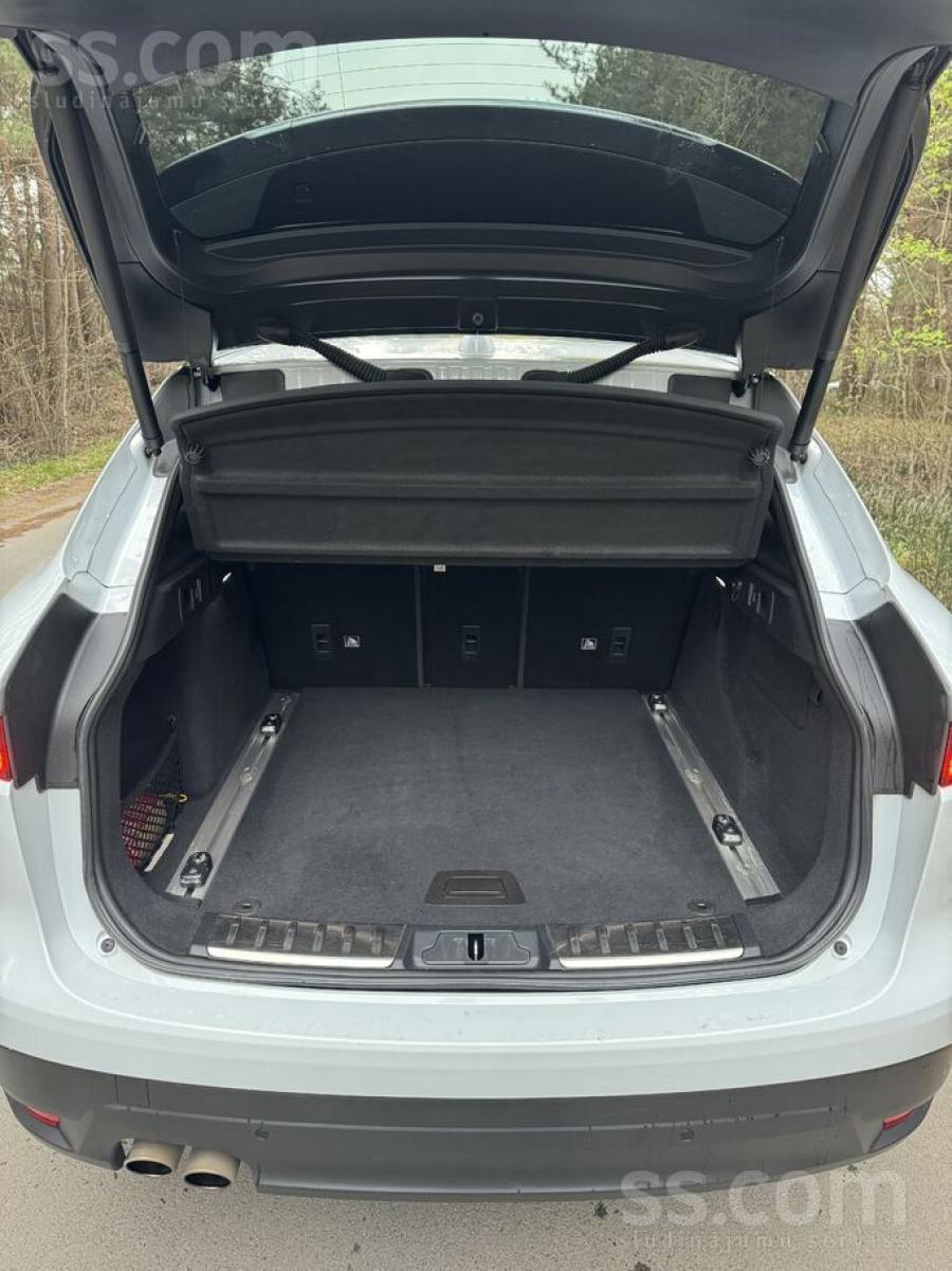 White Jaguar F-Pace 2019 in Riga, with an engine capacity of 2.00 L and mileage of 126 thousand km for 16800 €, photo 11 on AUTOMOTO.COM.LV