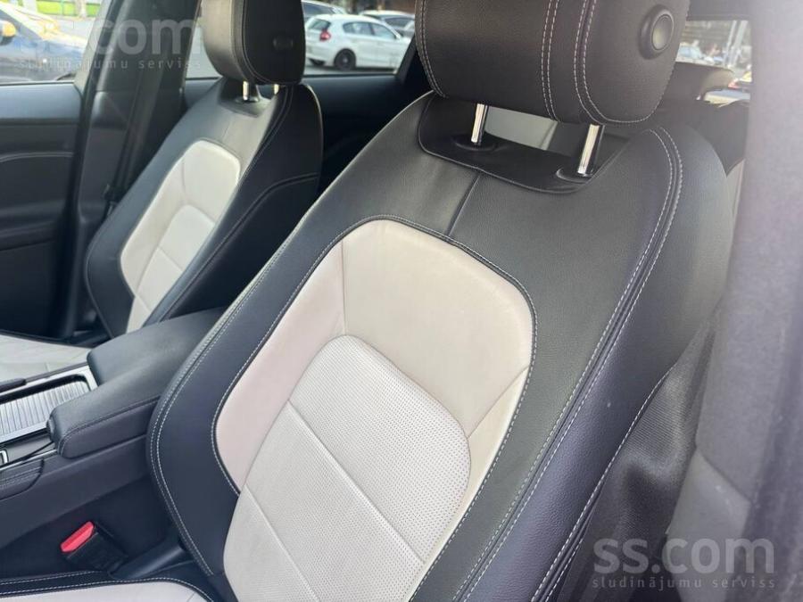 White Jaguar F-Pace 2019 in Riga, with an engine capacity of 2.00 L and mileage of 126 thousand km for 16800 €, photo 15 on AUTOMOTO.COM.LV