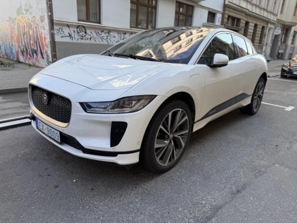 White Jaguar F-Pace 2019 in Riga, with an engine capacity of 0.00 L and mileage of 41 thousand km for 28000 €, photo 1 on AUTOMOTO.COM.LV