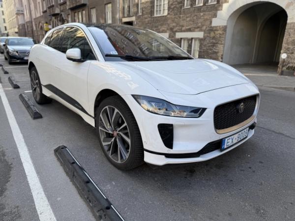White Jaguar F-Pace 2019 in Riga, with an engine capacity of 0.00 L and mileage of 41 thousand km for 28000 €, photo 2 on AUTOMOTO.COM.LV