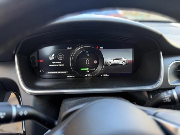White Jaguar F-Pace 2019 in Riga, with an engine capacity of 0.00 L and mileage of 41 thousand km for 28000 €, photo 4 on AUTOMOTO.COM.LV