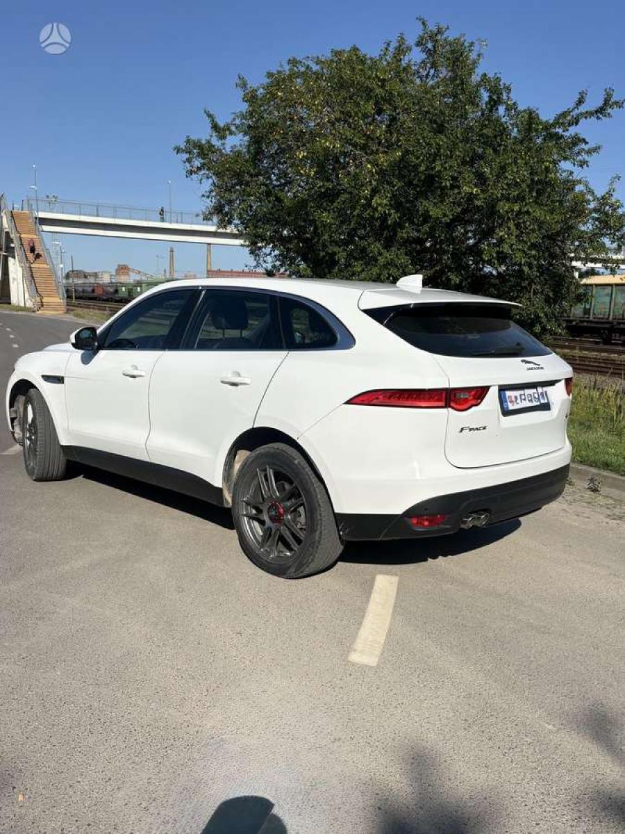 White Jaguar F-Pace 2019 in Kaunas, with an engine capacity of 2.00 L and mileage of 163 thousand km for 17800 €, photo 4 on AUTOMOTO.COM.LV