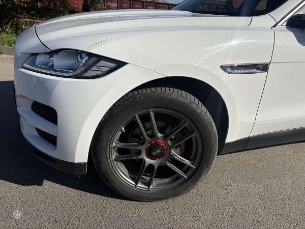 White Jaguar F-Pace 2019 in Kaunas, with an engine capacity of 2.00 L and mileage of 163 thousand km for 17800 €, photo 4 on AUTOMOTO.COM.LV