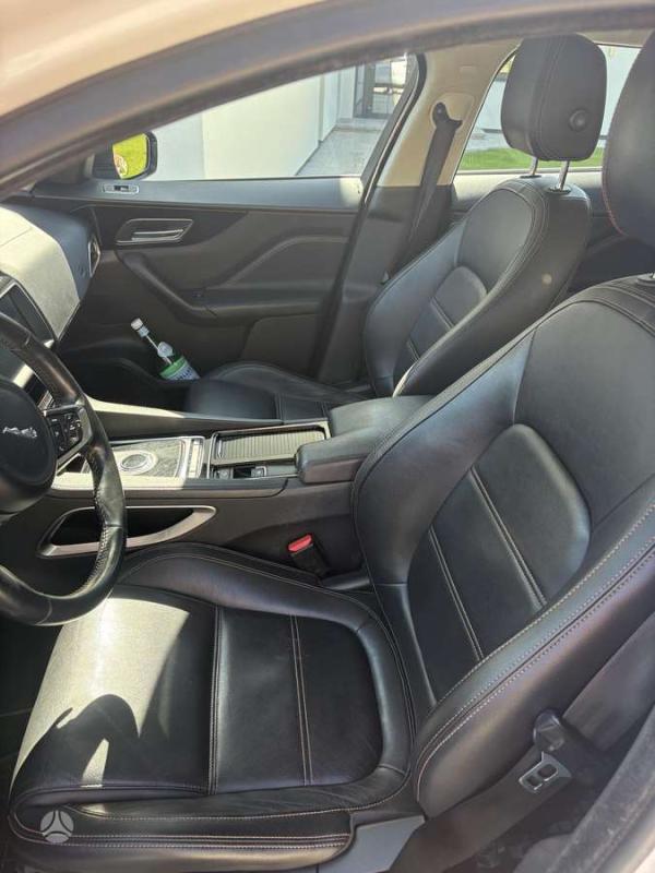 White Jaguar F-Pace 2019 in Kaunas, with an engine capacity of 2.00 L and mileage of 163 thousand km for 17800 €, photo 5 on AUTOMOTO.COM.LV