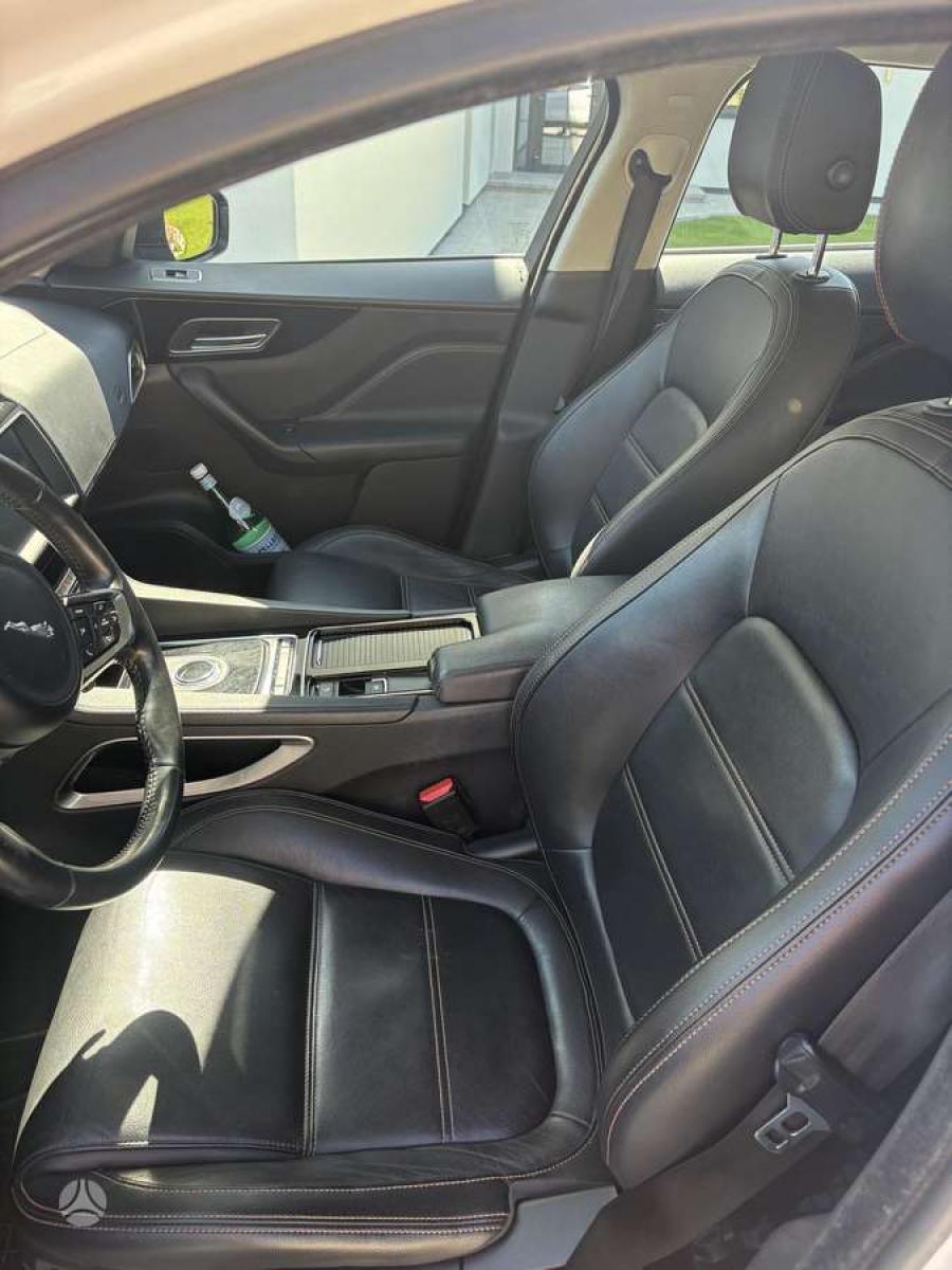 White Jaguar F-Pace 2019 in Kaunas, with an engine capacity of 2.00 L and mileage of 163 thousand km for 17800 €, photo 6 on AUTOMOTO.COM.LV