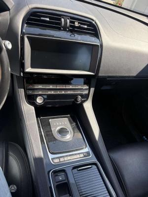 White Jaguar F-Pace 2019 in Kaunas, with an engine capacity of 2.00 L and mileage of 163 thousand km for 17800 €, photo 8 on AUTOMOTO.COM.LV