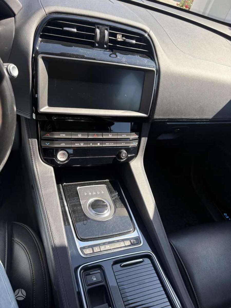 White Jaguar F-Pace 2019 in Kaunas, with an engine capacity of 2.00 L and mileage of 163 thousand km for 17800 €, photo 8 on AUTOMOTO.COM.LV