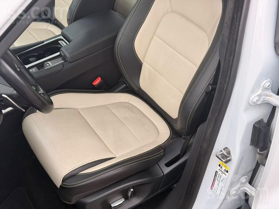 White Jaguar F-Pace 2019 in Riga, with an engine capacity of 2.00 L and mileage of 171 thousand km for 14900 €, photo 14 on AUTOMOTO.COM.LV