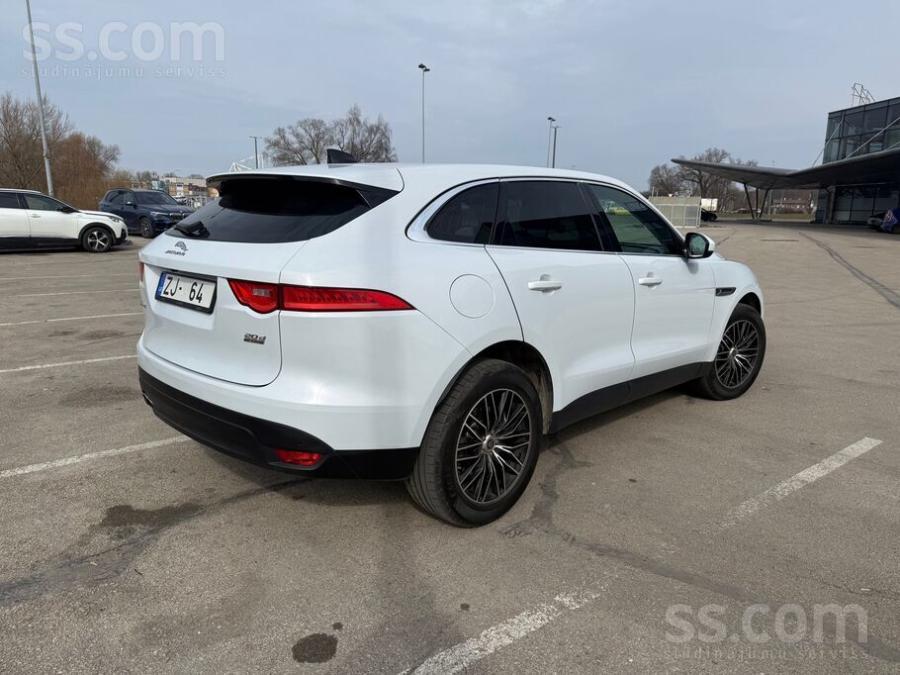 White Jaguar F-Pace 2020 in Riga, with an engine capacity of 2.00 L and mileage of 63 thousand km for 19000 €, photo 5 on AUTOMOTO.COM.LV