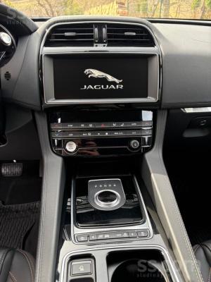 Balts Jaguar F-Pace 2020 Rīga, ar dzinēja tilpumu 2.00 L un nobraukumu 157 tūkst. km par 16990 €, foto 11 vietnē AUTOMOTO.COM.LV