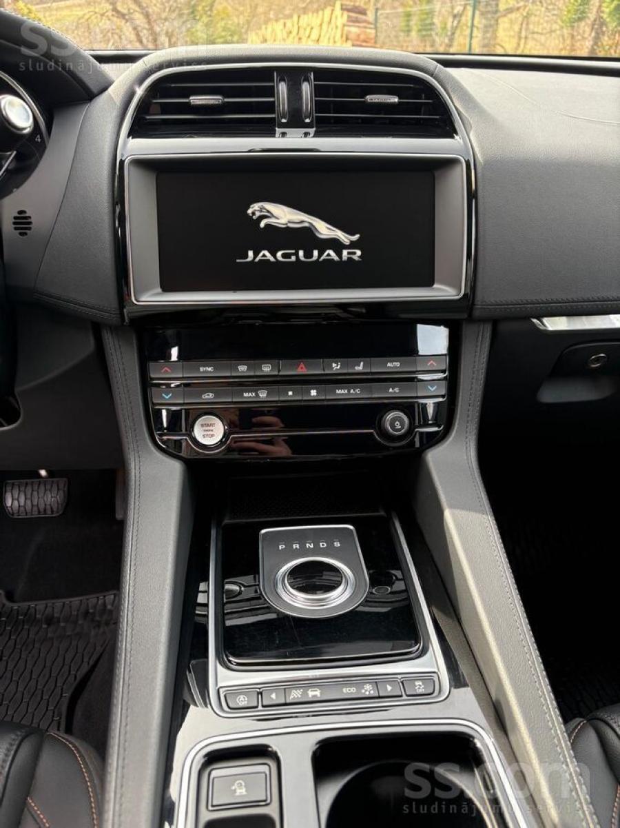 Balts Jaguar F-Pace 2020 Rīga, ar dzinēja tilpumu 2.00 L un nobraukumu 157 tūkst. km par 16990 €, foto 11 vietnē AUTOMOTO.COM.LV