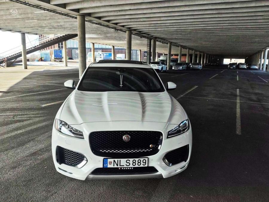 White Jaguar F-Pace 2020 in Kaunas, with an engine capacity of 3.00 L and mileage of 93 thousand km for 20000 €, photo 5 on AUTOMOTO.COM.LV