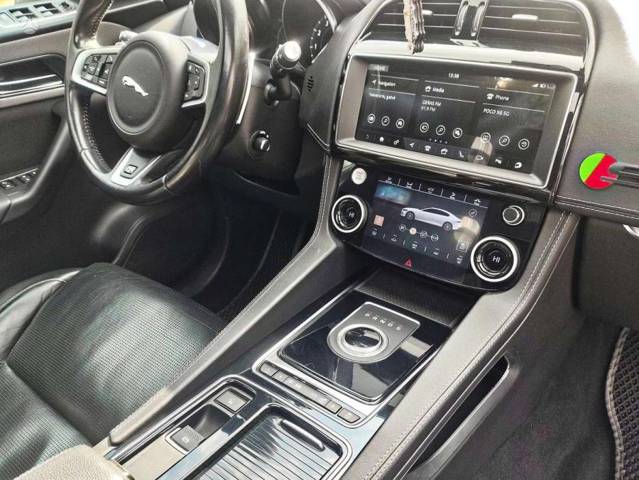 White Jaguar F-Pace 2020 in Kaunas, with an engine capacity of 3.00 L and mileage of 93 thousand km for 20000 €, photo 9 on AUTOMOTO.COM.LV