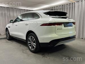 White Jaguar F-Pace 2021 in Riga, with an engine capacity of 2.00 L and mileage of 117 thousand km for 30990 €, photo 4 on AUTOMOTO.COM.LV