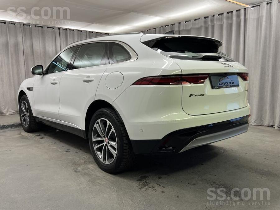 White Jaguar F-Pace 2021 in Riga, with an engine capacity of 2.00 L and mileage of 117 thousand km for 30990 €, photo 4 on AUTOMOTO.COM.LV