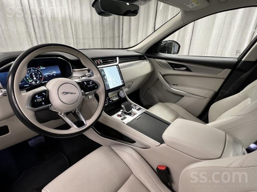 White Jaguar F-Pace 2021 in Riga, with an engine capacity of 2.00 L and mileage of 117 thousand km for 30990 €, photo 7 on AUTOMOTO.COM.LV