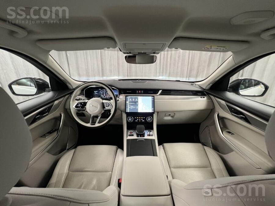 White Jaguar F-Pace 2021 in Riga, with an engine capacity of 2.00 L and mileage of 117 thousand km for 30990 €, photo 8 on AUTOMOTO.COM.LV