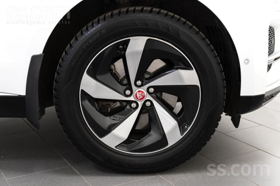 White Jaguar F-Pace 2021 in Riga, with an engine capacity of 2.00 L and mileage of 82 thousand km for 29500 €, photo 13 on AUTOMOTO.COM.LV