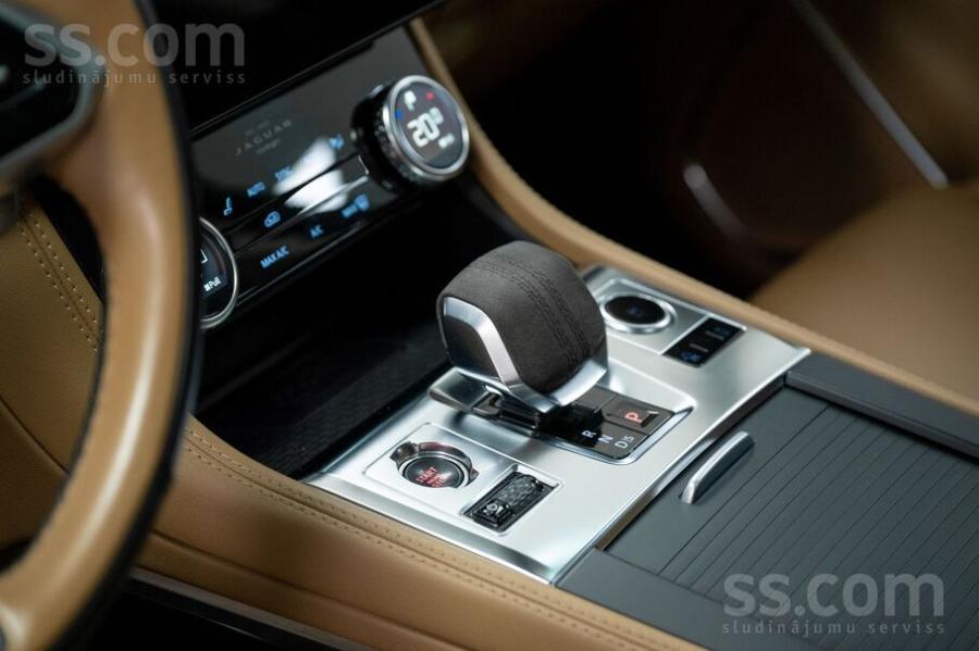 White Jaguar F-Pace 2021 in Riga, with an engine capacity of 2.00 L and mileage of 82 thousand km for 29500 €, photo 16 on AUTOMOTO.COM.LV