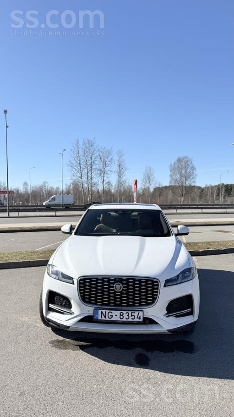 White Jaguar F-Pace 2021 in Jurmala, with an engine capacity of 2.00 L and mileage of 110 thousand km for 30000 €, photo 3 on AUTOMOTO.COM.LV