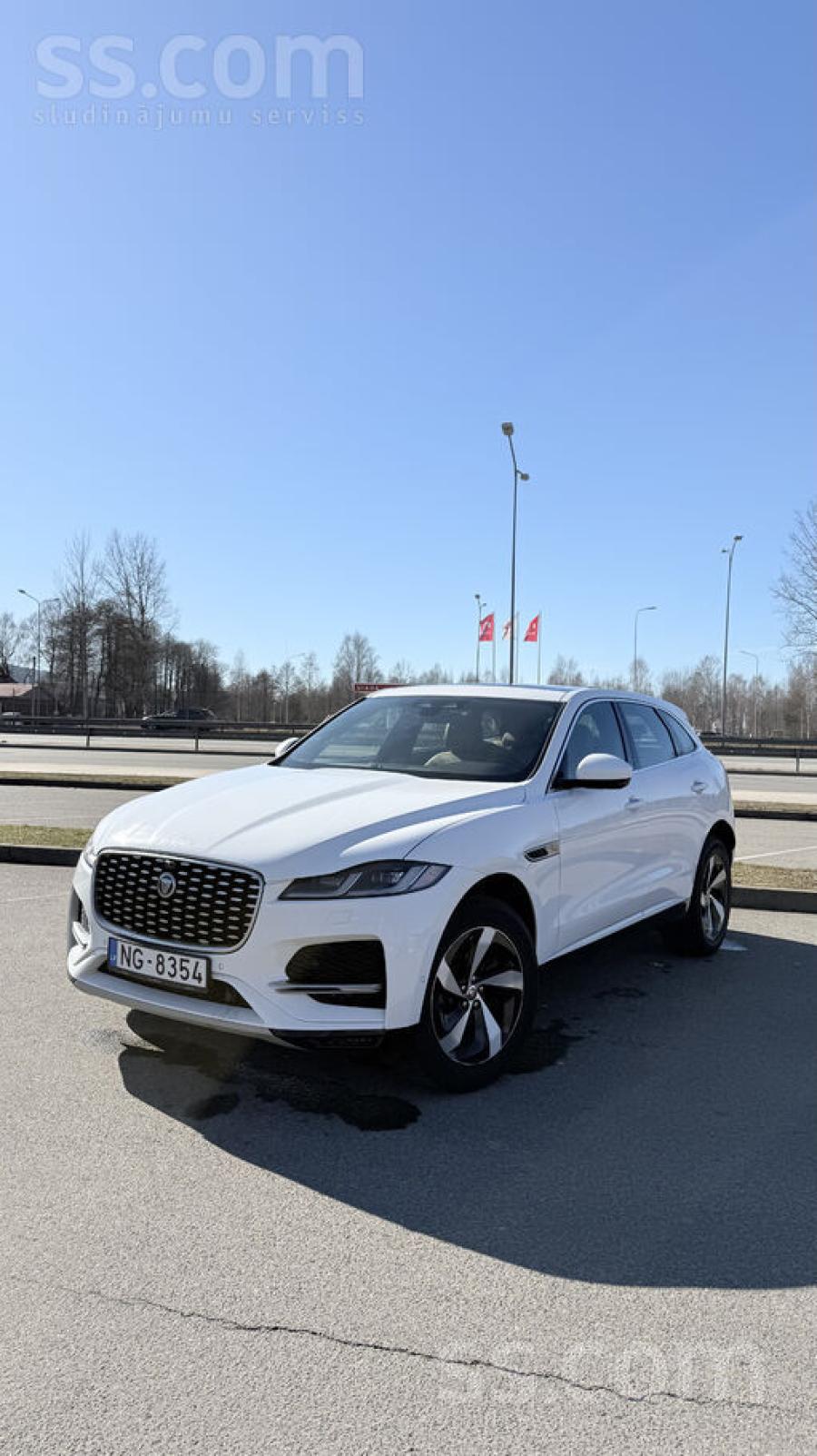 White Jaguar F-Pace 2021 in Jurmala, with an engine capacity of 2.00 L and mileage of 110 thousand km for 30000 €, photo 4 on AUTOMOTO.COM.LV
