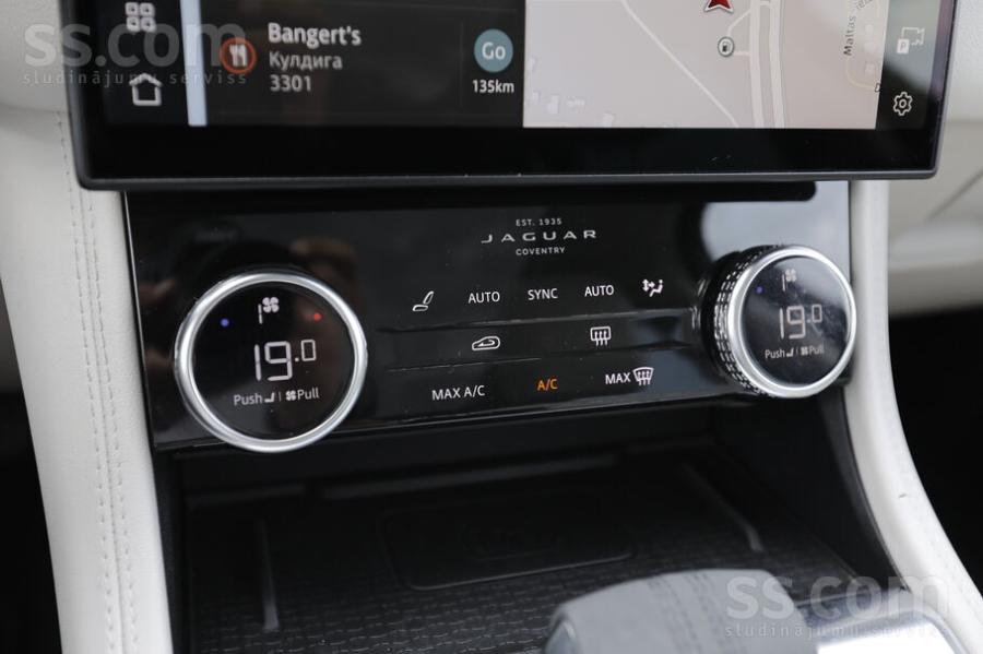 Белый Ягуар Ф-Пейс 2021 в Рига, объемом двигателя 2.00 л и пробегом 100 тыс. км за 27990 €, фото 21 на AUTOMOTO.COM.LV