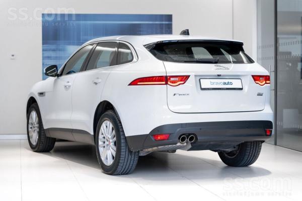 Balts Jaguar F-Pace 2021 Rīga, ar dzinēja tilpumu 2.00 L un nobraukumu 68 tūkst. km par 19990 €, foto 4 vietnē AUTOMOTO.COM.LV